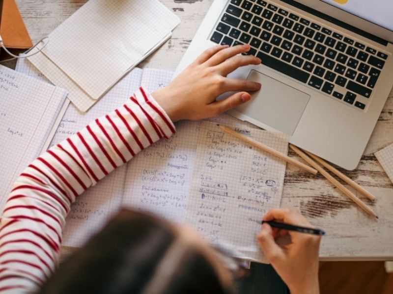 Giải đáp tất tần tật về khối D02: Môn thi, ngành học & các trường xét tuyển